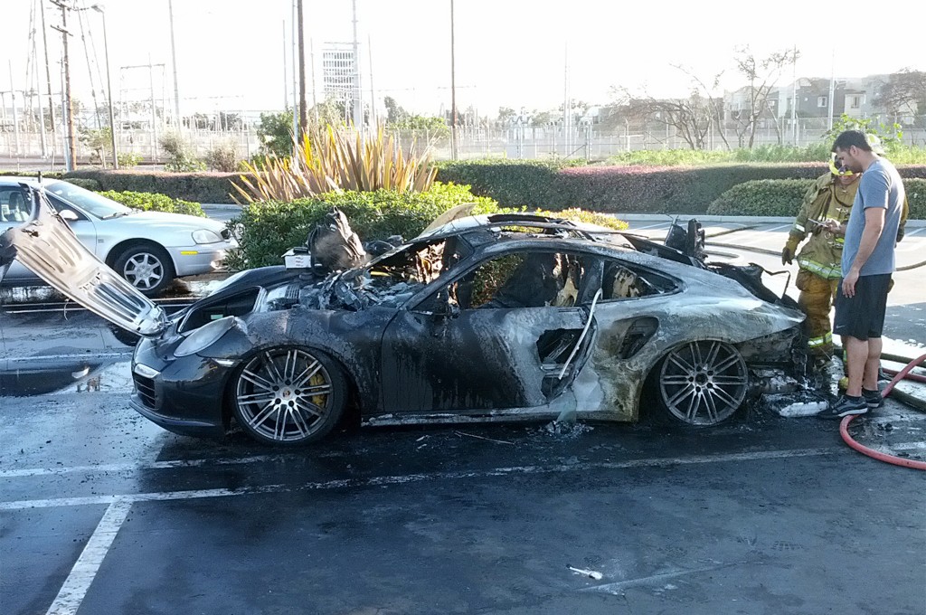 Nota mental: No arrancar un Porsche 911 accidentado